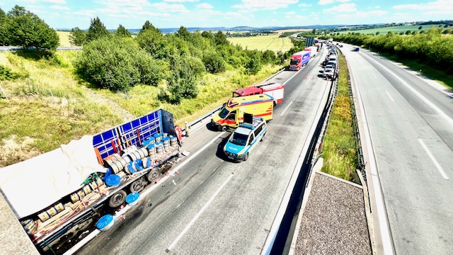 A17 nach LKW-Unfall bei Pirna voll gesperrt - Radio Dresden